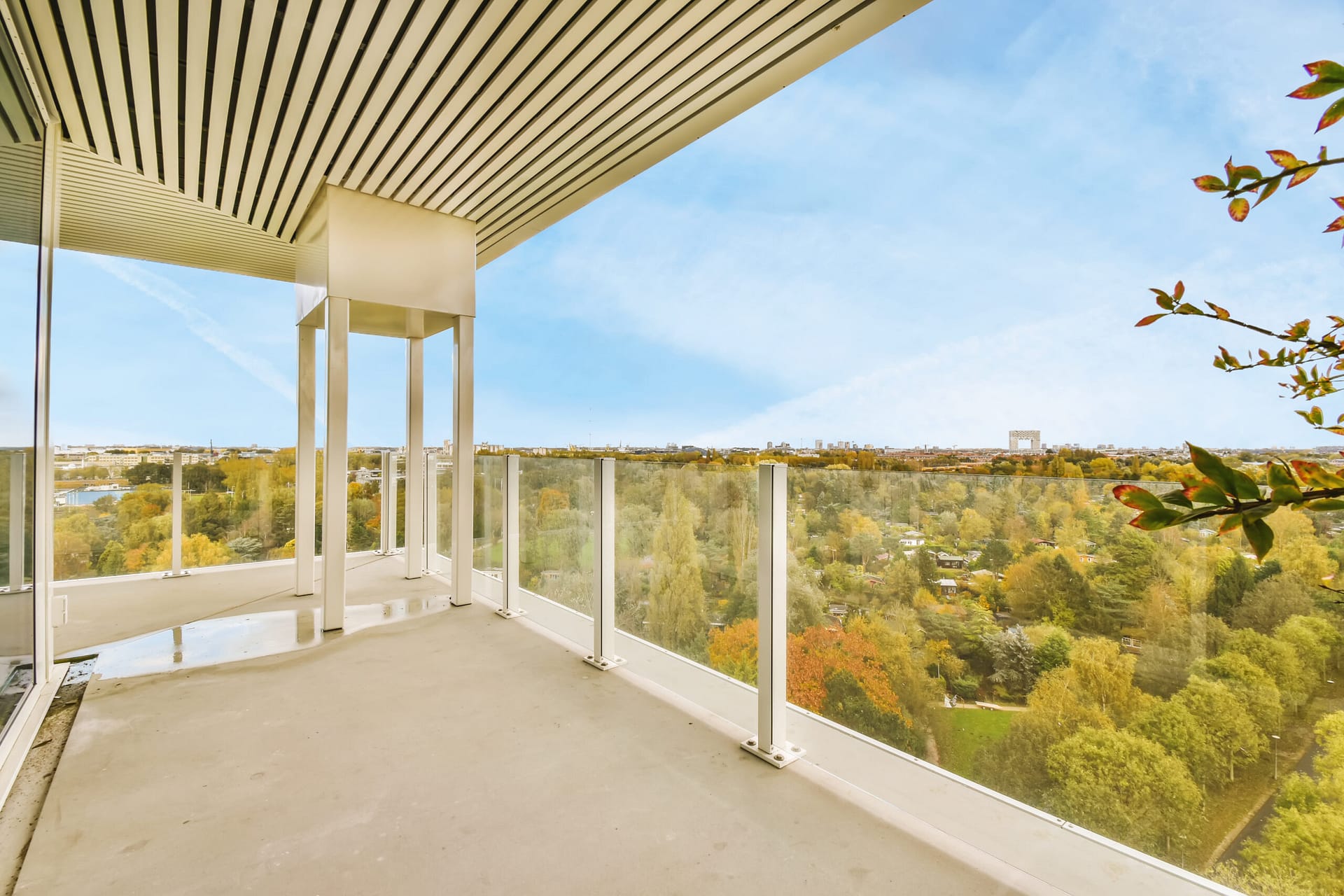 Why glass balustrades and decks are made for each other - Blog